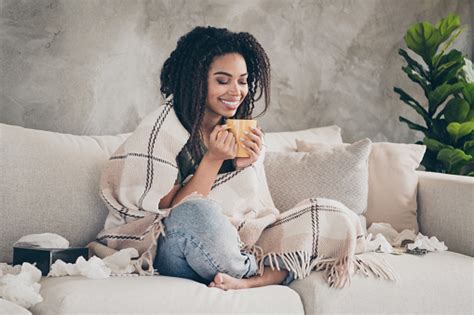 매력적인 매력적인 여자가 담요를 덮고 실내 허브 차를 즐기는 사진 집 아파트 방 미소에 대한 스톡 사진 및 기타 이미지 미소 재채기 25 29세 Istock