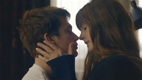 مراجعة الفيلم في فيلم The Idea Of You، تحتل فرقة فتيان مركز الصدارة