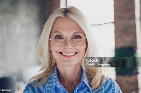 자연광이 들어오는 현대적인 사무실에서 미소 짓는 자신감 넘치는 고위 사업가 45 49세에 대한 스톡 사진 및 기타 이미지 45 49세 강사 경영자 Istock