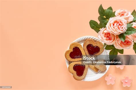 파텔 복숭아 배경에 딸기 잼하트 모양의 홈메이드 쿠키 맨 위 보기입니다 봄 컨셉 글루텐 프리 밀가루 쿠키 2월에 대한 스톡 사진