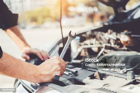 자동 수리 서비스 및 유지 보수 자동차 점검에서 작동 하는 자동차 정비사의 차고 기술자 손에서 작동 하는 자동차 정비사 차에 대한 스톡 사진 및 기타 이미지 Istock