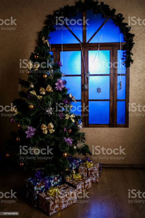 겨울 배경입니다 기쁜 성 탄과 행복 한 새 해 인사 카드입니다 크리스마스 트리 장식와 푸른 빛 0명에 대한 스톡 사진 및 기타 이미지 Istock