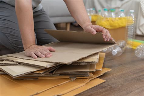 가정 재활용 에코 제로 폐기물 개념 재활용 종이 상자를 사용하는 남자 재활용 가능한 원료로 만든 갈색 판지 상자 친환경 포장을