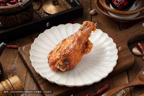 深色木板上摆放的藤椒鸡腿 小吃美食 食品餐饮 摄影素材 汇图网www huitu