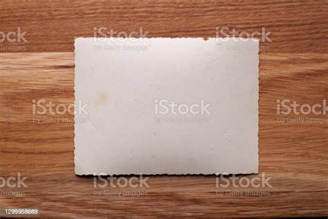 질감이 있는 나무 테이블 배경에서 빈티지 백서 목록을 모형으로 작성합니다 0명에 대한 스톡 사진 및 기타 이미지 0명 갈색 공란 Istock