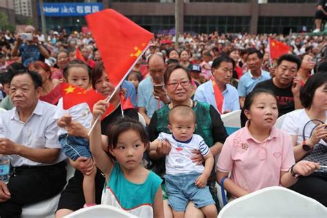 全鎮出動嗨翻萬人！鄭州上街區峽窩鎮上演廣場舞大比拼 每日頭條