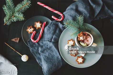 크리스마스 새해 머랭과 마시멜로와 커피 한 잔 캐러멜 사탕 어두운 나무 테이블에 린넨 천에 쿠키 접시 0명에 대한 스톡 사진 및 기타 이미지 Istock