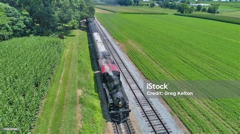 골동품 복원 증기 기관차 불어 연기와 농장을 통해 증기 여행의 공중 보기 0명에 대한 스톡 사진 및 기타 이미지 0명 강철 고풍스런 Istock