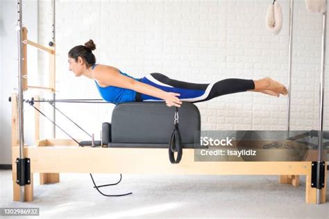 스포츠웨어의 스포츠우먼이 개혁가에 운동을 하고 있다 30 34세에 대한 스톡 사진 및 기타 이미지 30 34세 개혁가 역할 건강관리와 의술 Istock