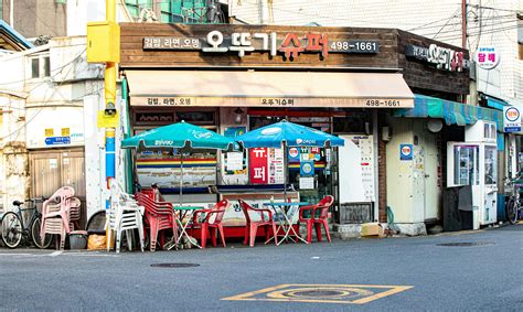 빨간색과 흰색 의자와 테이블이있는 빨간색과 흰색 나무 레스토랑 사진 Unsplash의 무료 서울 이미지