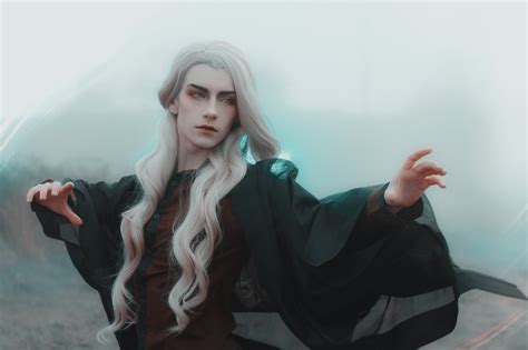 Парень с белыми длинными волосами фото и картинки Abrakadabra Fun