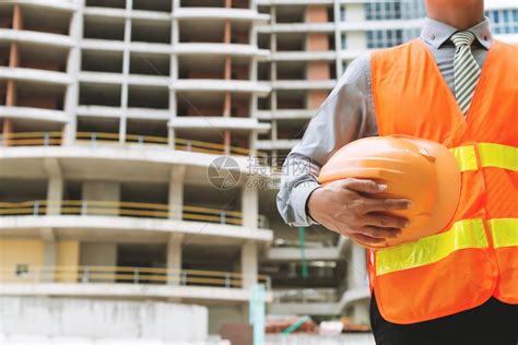 在建筑工地戴着安全帽的工程师的裁剪图像高清图片下载 正版图片504847793 摄图网