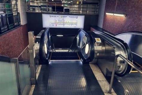 新宿三丁目駅で副都心線から都営新宿線に乗り換える道順 乗車位置 所要時間 東京フォト鉄道