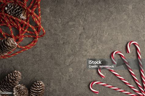 사탕 지팡이와 솔방울이 있는 크리스마스 배경의 상위 뷰 12월에 대한 스톡 사진 및 기타 이미지 12월 달콤한 음식 먹기