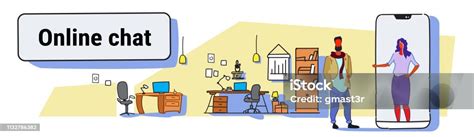 모바일 응용 직장 사무실 인테리어 다채로운 스케치 가로 배너를 사용 하 여 스마트 폰 화면 온라인 채팅 개념 커플에서 우아한 여자와 채팅 남자 2명에 대한 스톡 벡터 아트