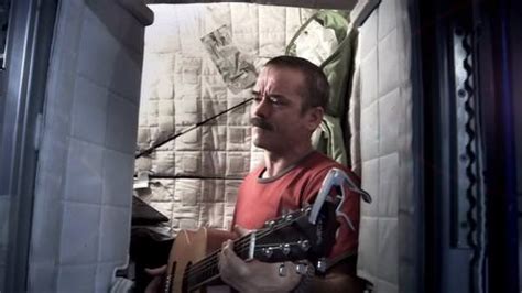 Le Space Oddity De L Astronaute Chris Hadfield De Retour Sur Youtube