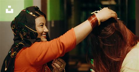 주황색 긴 소매 셔츠를 입은 여자가 그녀의 머리를 잡고 있다 사진 Unsplash의 무료 네팔어 이미지