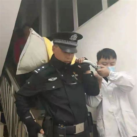 紧急镇宁一孕妇在家中突然羊水破裂 公安局