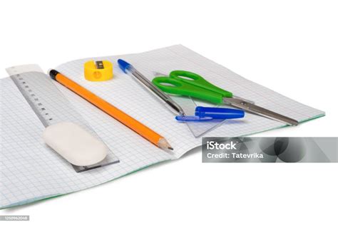 체크 무늬 노트북 가위 지우개를 가진 연필 모자가 있는 펜 통치자 지우개 및 연필 깎기로 학교 문구 흰색 배경에 격리 선택적