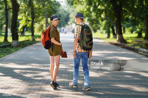 도시 공원에있는 학생들의 초상화 십대 학생 소년과 길을 따라 걷는 소녀 뒷모습 2명에 대한 스톡 사진 및 기타 이미지 2명