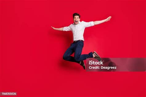 빨간 배경으로 고립 된 동안 그는 비행기 비행 상상 쾌활한 황홀 한 남자의 전체 길이 몸 크기 사진 갈색 머리에 대한 스톡 사진 및 기타 이미지 Istock