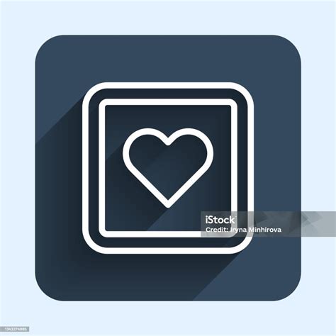 긴 그림자 배경으로 격리 된 하트 아이콘처럼 흰색 라인 카운터 알림 아이콘입니다 추종자 인스타 파란색 정사각형 버튼 벡터 Brand Name Online Messaging