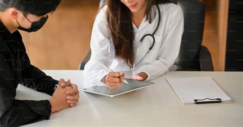 여성 의사 또는 의사가 환자의 부상 증상을 검사하고 후속 조치를 취하고 다음 방문을 위해 약속을 잡는 잘린 이미지 사진 Unsplash의 일반 개업의 이미지