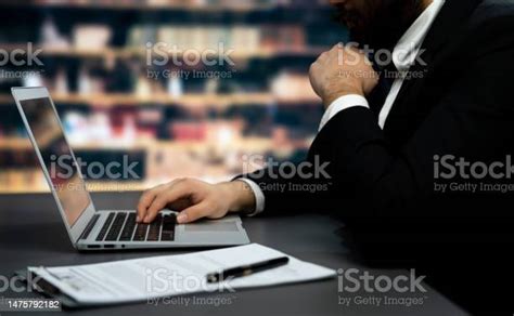 사업가는 재무 보고서 작업을 하는 노트북에 집중했습니다 평형 경영자에 대한 스톡 사진 및 기타 이미지 경영자 계획 고름 Istock