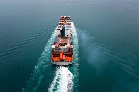 바다에서 항해하는 화물 컨테이너 선박 수출입 비즈니스 및 산업 물류 상품 운송 바다에서 컨테이너선으로 국제 공포 조감도 경제에 대한 스톡 사진 및 기타 이미지 Istock