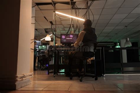 Hacker Peligroso Usando Spyware Y Accediendo A La Base De Datos Imagen De Archivo Imagen De