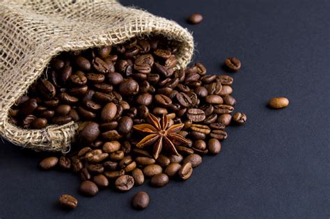 구운 커피 콩과 스타 아니스에 검은 색 배경에 삼베 백에 클로즈업 0명에 대한 스톡 사진 및 기타 이미지 0명 가방