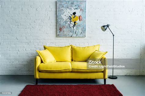 회화 벽 소파와 플로어 램프 옆에 아늑한 거실의 인테리어 소파에 대한 스톡 사진 및 기타 이미지 소파 노랑 거실 스탠드