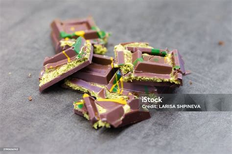회색 배경에 두바이 초콜릿 조각 그린 카다이프와 피스타치오에 피스타치오를 더한 트렌디한 디저트 클로즈업 선택적 초점 가정 생활에 대한 스톡 사진 및 기타 이미지 Istock