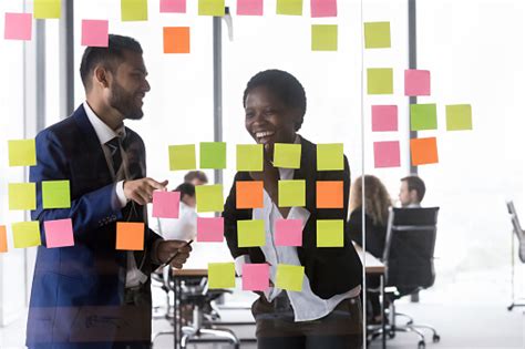 흥분 쾌활한 아프리카 비즈니스 코치와 직원이 작업을 논의합니다 교육 강좌에 대한 스톡 사진 및 기타 이미지 교육 강좌 교사 교육 관련 직업 웃음 Istock