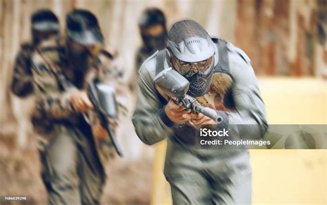 모험 페인트 볼 및 스포츠 표적 및 슈팅 게임을 위해 현장에있는 사람들과 함께하는 액션 전쟁 군인 및 군대 군대 및 경쟁 훈련을