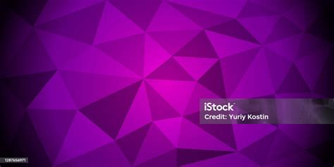 삼각형으로 구성된 어두운 보라색 다각형 그림 그라데이션이 있는 종이 접기 스타일의 기하학적 배경 비즈니스를 위한 삼각형 디자인