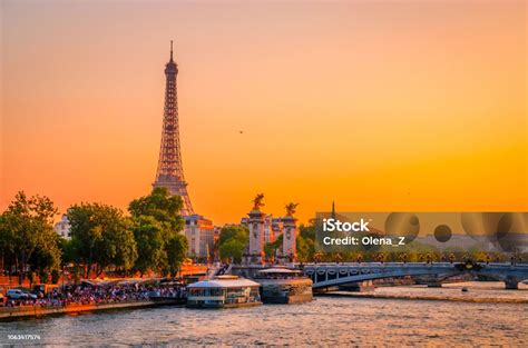 에펠 탑 알렉산더 3 세 다리와 강 센 느 파리 프랑스에서의 일몰 보기 파리 일 드 프랑스에 대한 스톡 사진 및 기타 이미지