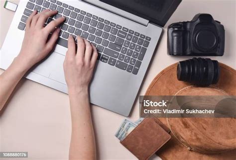 작품은 사진 작가의 사진 보정 사진 장비 핑크 파스텔 배경 노트북 키보드에 입력 하는 여성 손 노트북에 대한 스톡 사진 및 기타 이미지 Istock