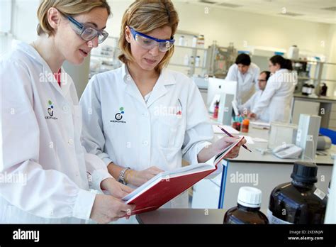 Preparing Solution Samples For Column Chromatography Synthesis Lab Research Laboratory