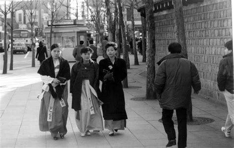 늘푸른소나무 On Twitter 추억 가득한 우리들의 설날 풍경 •1993년 설날 연휴기간 동안 극장가를 찾은 인파들 •1994년 열차표를 구하지 못한 한 귀성객이