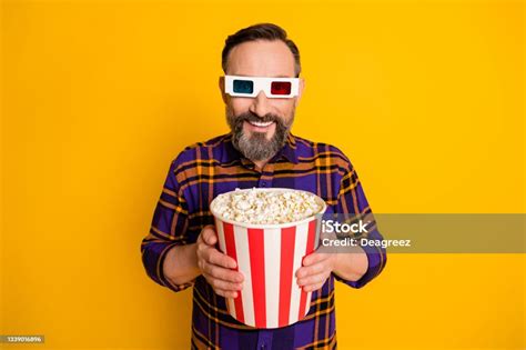 밝은 노란색 배경에 고립 된 재미 가 간식 옥수수를보고 손을 잡고 매력적인 쾌활한 남자의 초상화 갈색 머리에 대한 스톡 사진 및 기타 이미지 Istock