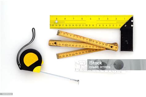 공구 룰렛 또는 눈금자를 위한 노란색 측정 테이프 테이프 측정 템플릿을 센티미터로 측정합니다 테이프 미터는 흰색 배경에 격리 설정됩니다 측정에 대한 스톡 사진 및 기타
