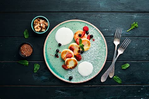 딸기와 사 워 크림과 치즈 팬케이크 아침 식사 접시에 평면도 평면 레이 구성 무료 복사 공간 0명에 대한 스톡 사진 및 기타 이미지 Istock