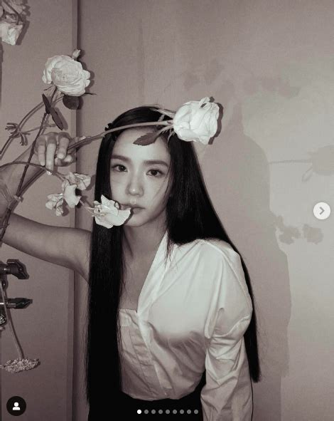 블랙핑크 지수 꽃보다 아름다워…한쪽 어깨 드러낸 여신美 네이트 연예