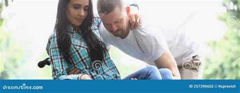 Hombre Marido Toma A Mujer Con Discapacidad En Silla De Ruedas Foto De