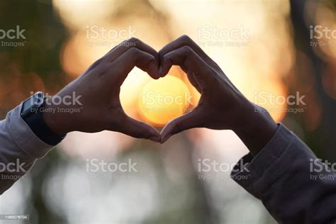 심장 손 근접 촬영 및 야외 활동을위한 사랑 지원 및 결혼 기념일 및 헌신을위한 파트너십 로맨스 커플 및 유대감 데이트 및