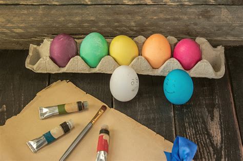 오래 된 종이에 그림으로 다채로운 부활절 달걀 브러쉬 페인트 준비 0명에 대한 스톡 사진 및 기타 이미지 0명 개체 그룹 계절 Istock