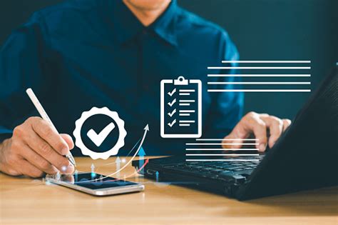 비즈니스 성과 체크리스트 사업가는 컴퓨터를 사용하여 설문 조사 온라인 체크리스트 디지털 체크리스트 작성 설문지 평가 온라인 설문 조사를 평가합니다 온라인 시험 가상현실에