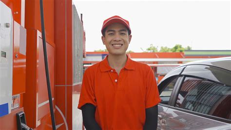 가솔린 주유소에서 가솔린 펌프를 사용하여 연료를 채우는 아시아 남자 사람들 화상 통화 컨퍼런스의 노동자 석유 석유 및 에너지 차량 비즈니스 서비스의 급유 25 29세에 대한