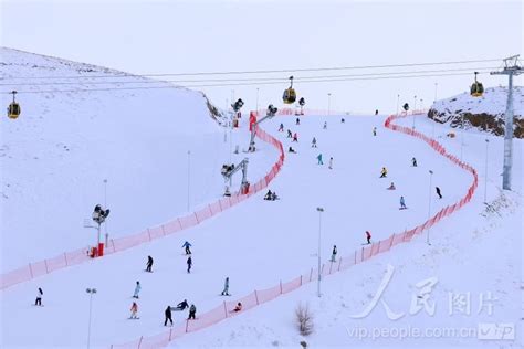 新疆阿勒泰乐享滑雪 人民图片网
